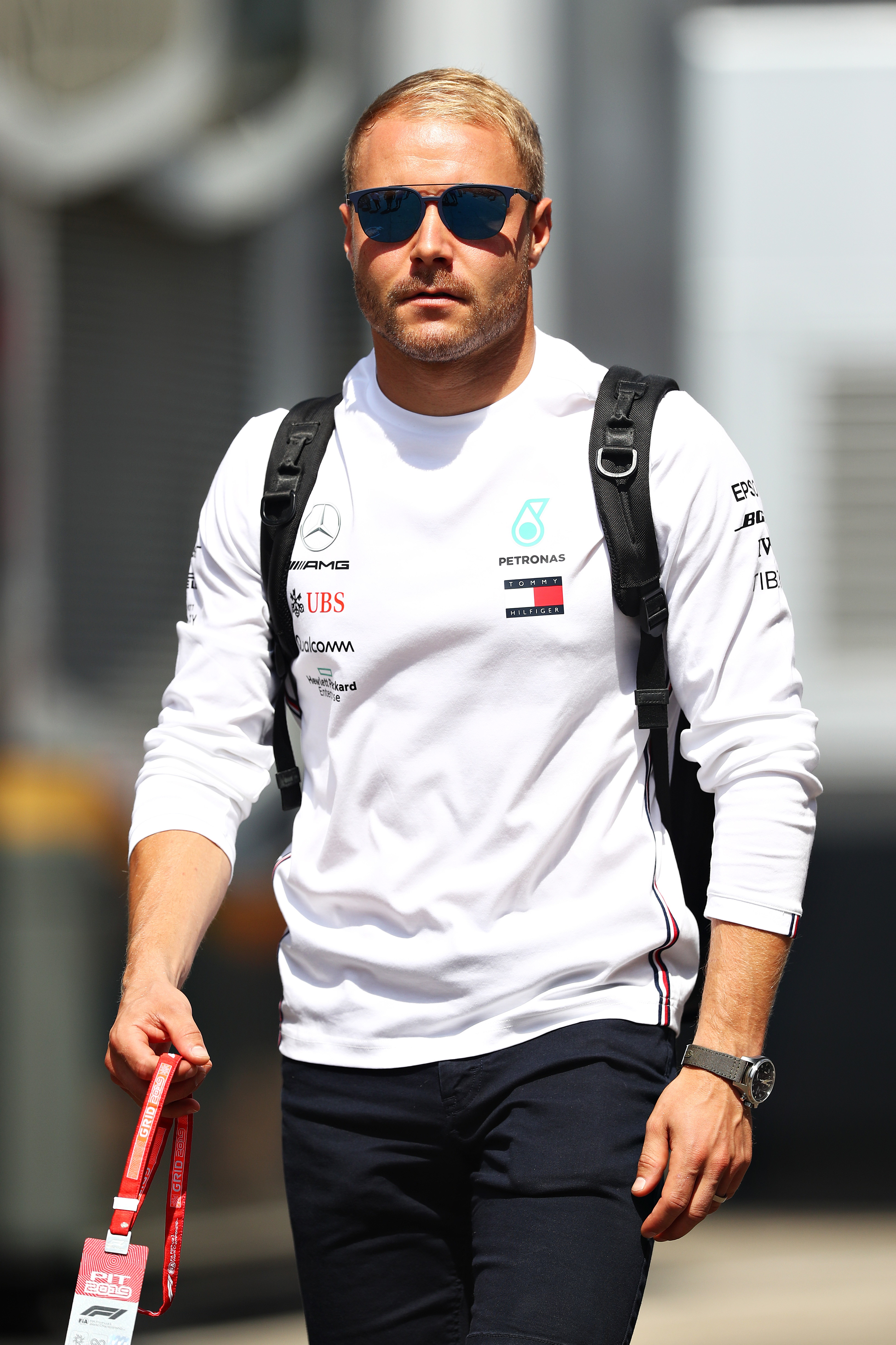 Lewis sfida Seb in... monopattino | Foto - Sportmediaset