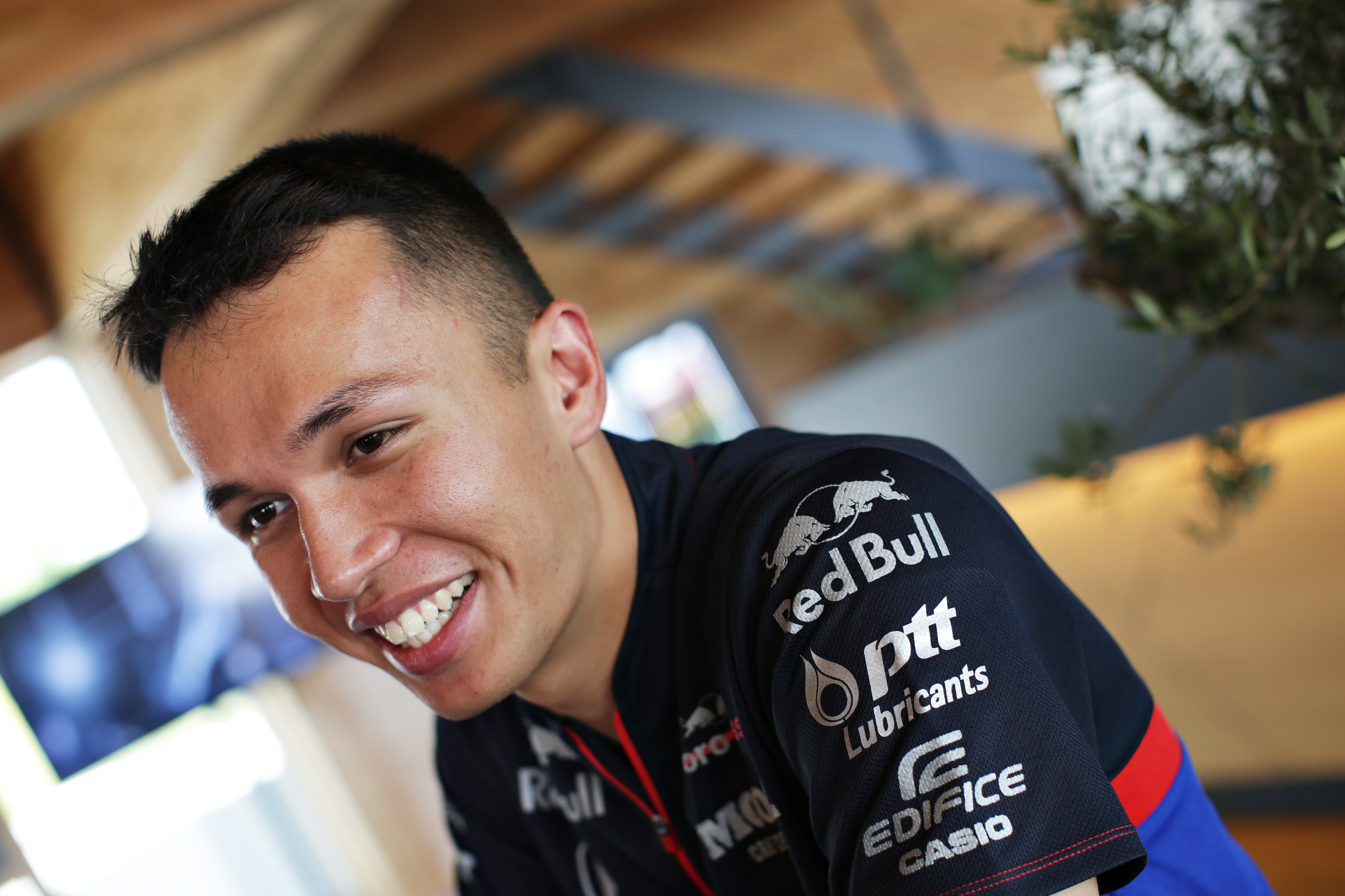 Lewis sfida Seb in... monopattino | Foto - Sportmediaset