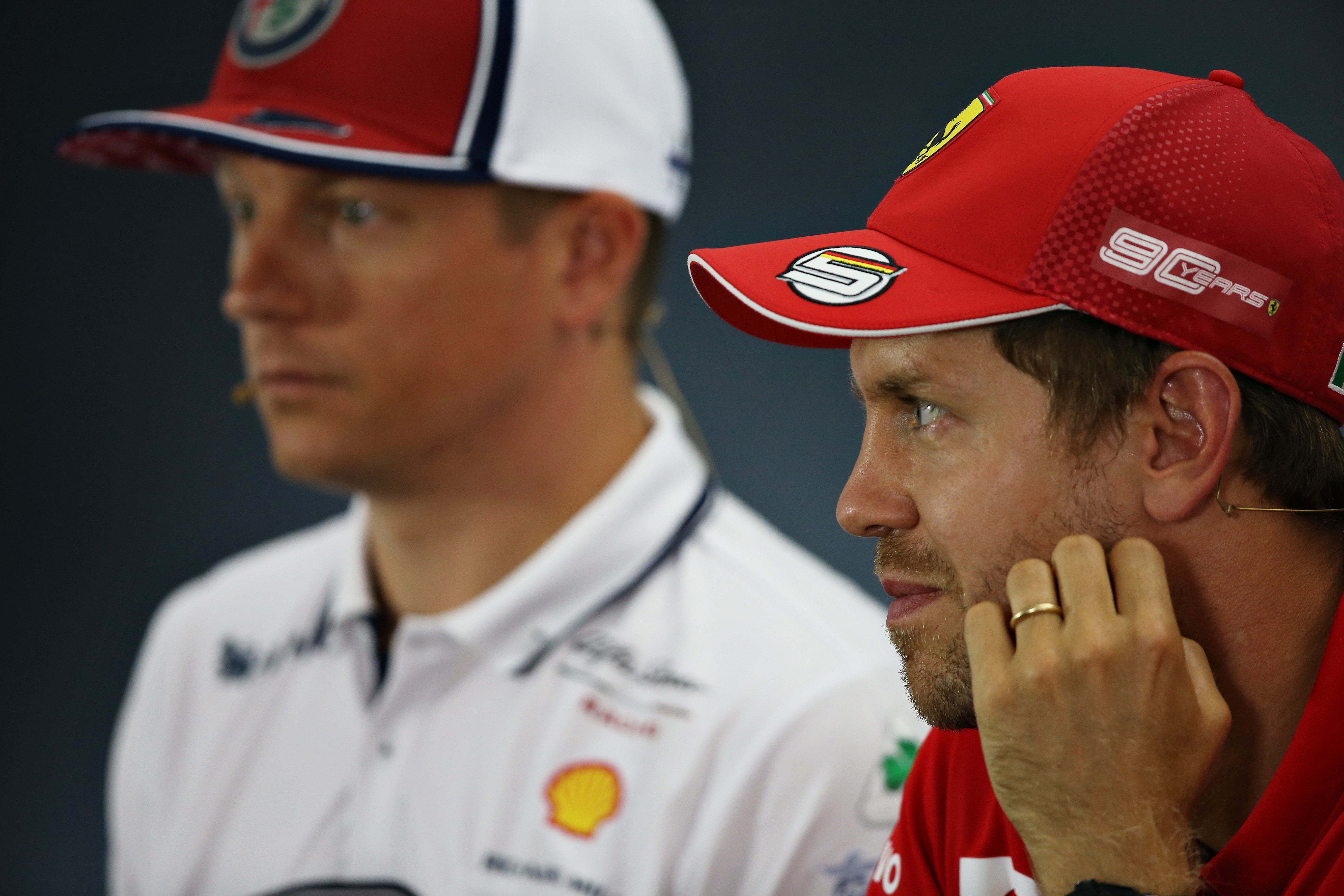 Lewis sfida Seb in... monopattino | Foto - Sportmediaset