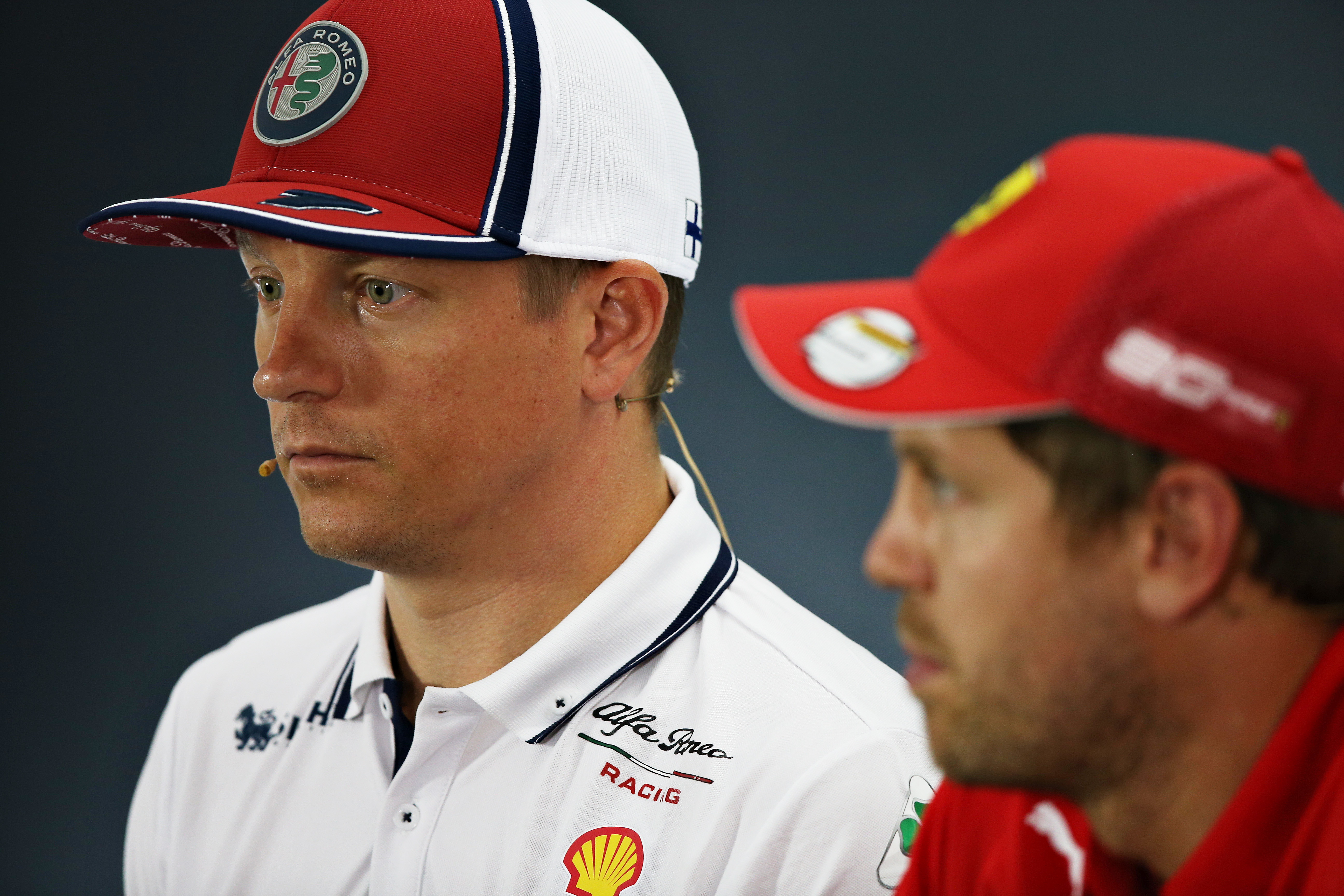 Lewis sfida Seb in... monopattino | Foto - Sportmediaset