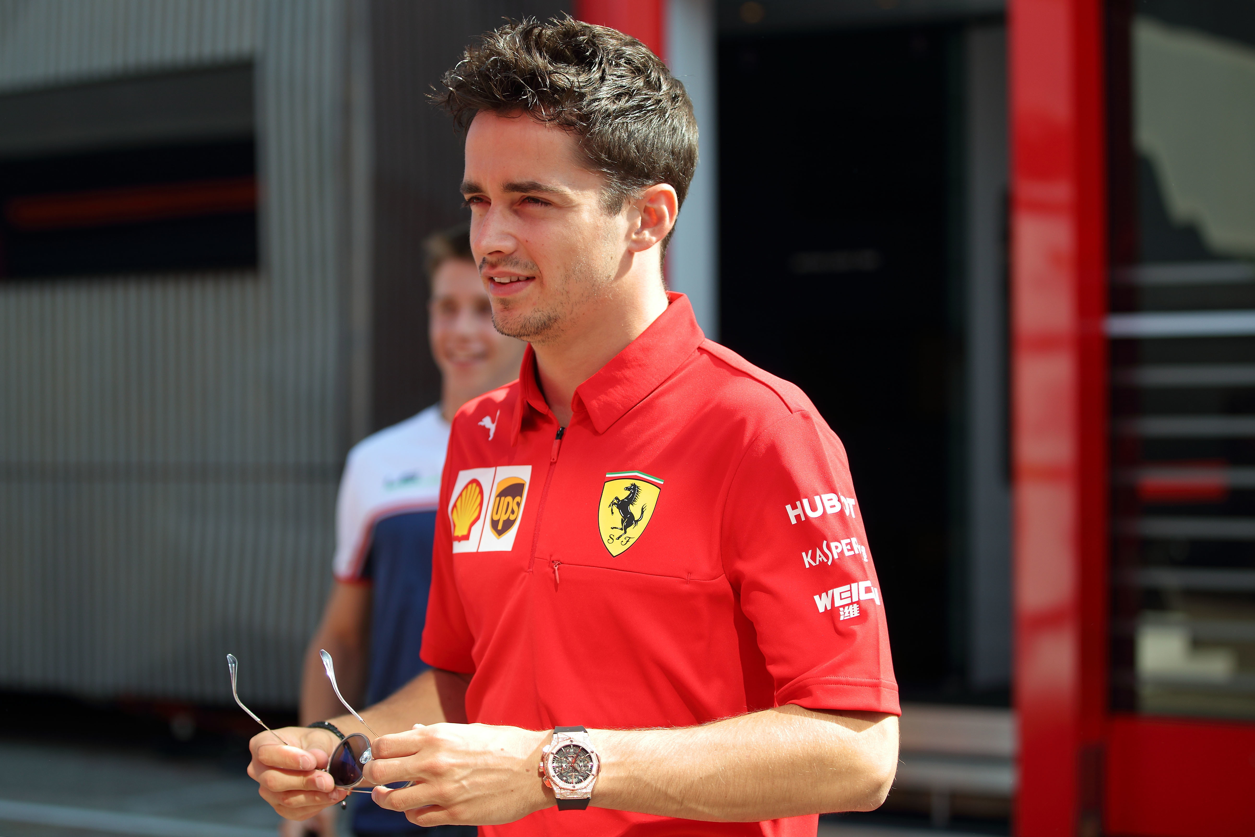 Lewis sfida Seb in... monopattino | Foto - Sportmediaset