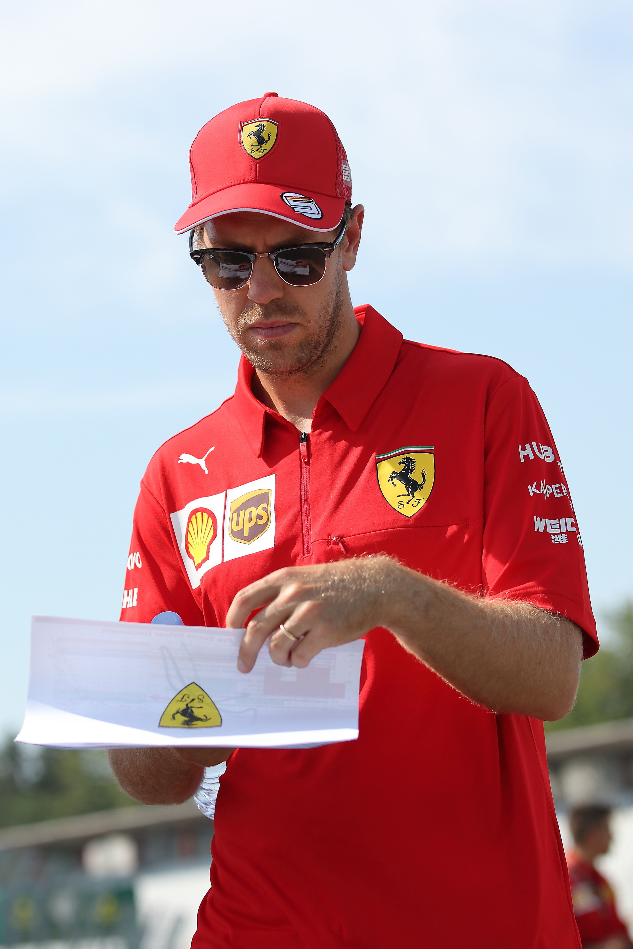 Lewis sfida Seb in... monopattino | Foto - Sportmediaset