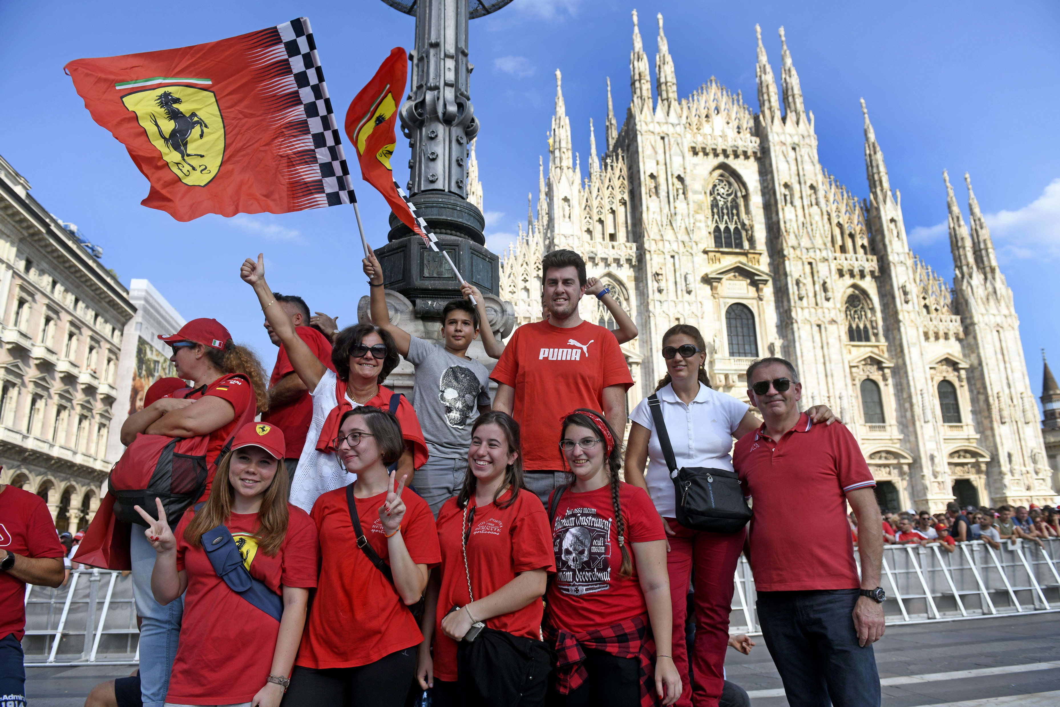 Milano, in Piazza Duomo la Festa per i 90 anni della Ferrari | Foto ...
