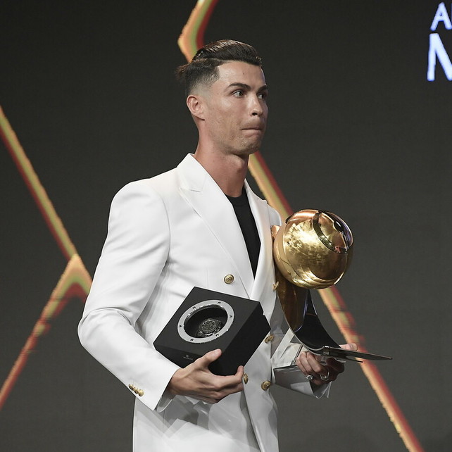 CR7, nuovo look: a Dubai col codino | Foto - Sportmediaset