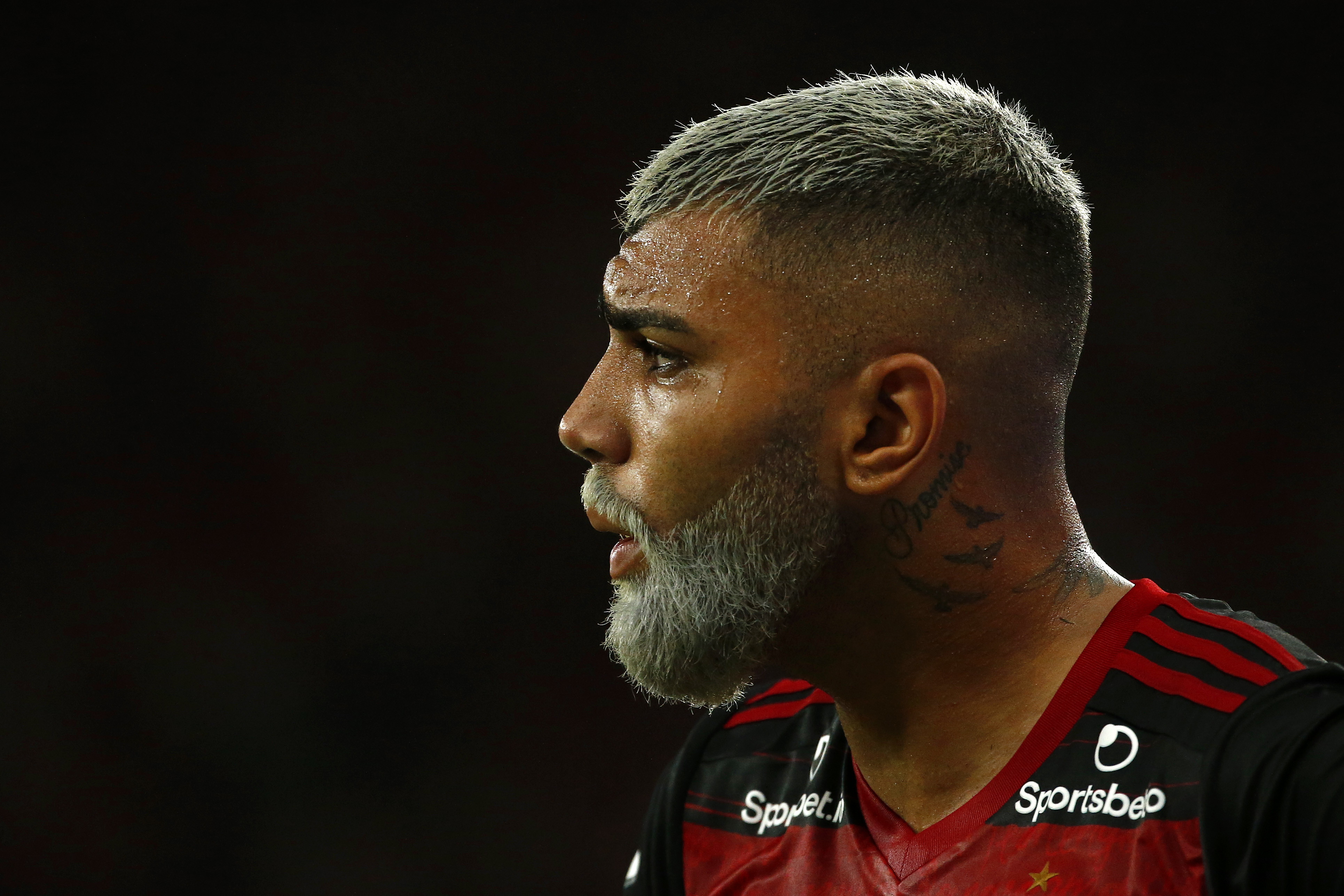 Flamengo, Gabigol in versione "invecchiata": barba e capelli platino ...