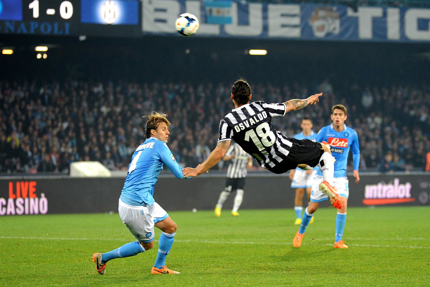 Rovesciata, colpo da campioni | Foto - Sportmediaset