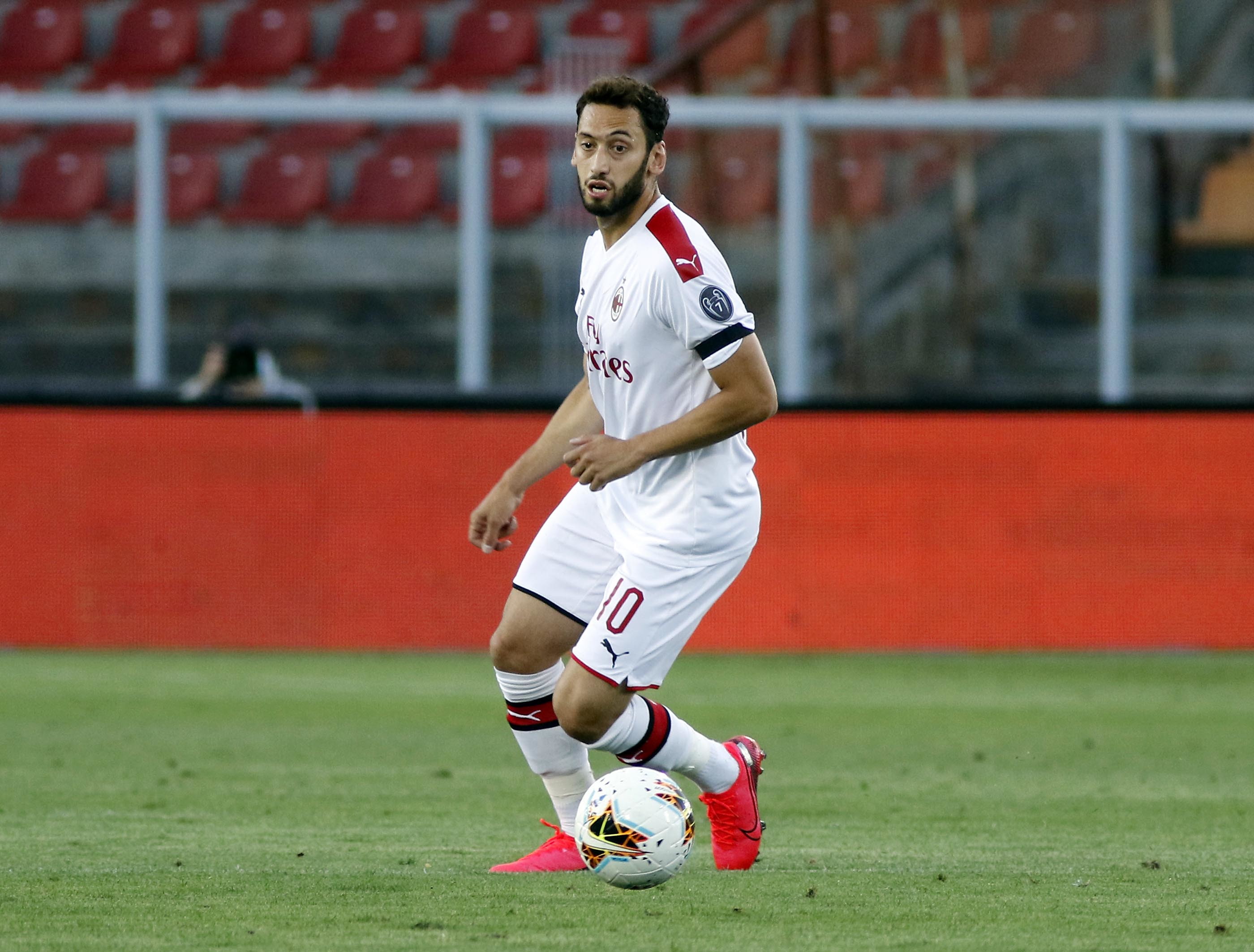 Milan, Calhanoglu tenta il recupero ma resta in forte dubbio per la ...