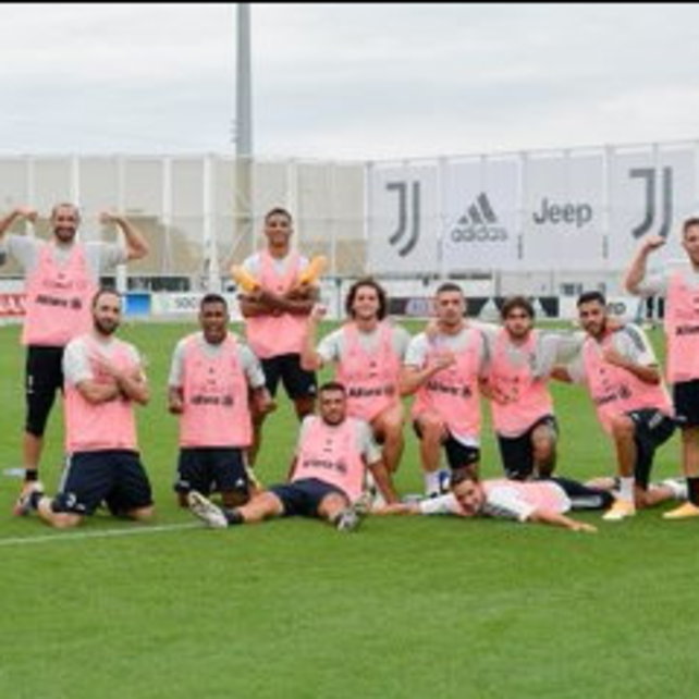 Juve, Pirlo chiude la prima settimana con una partitella in famiglia ... Juve, Pirlo chiude la prima settimana con una partitella in famiglia ...
