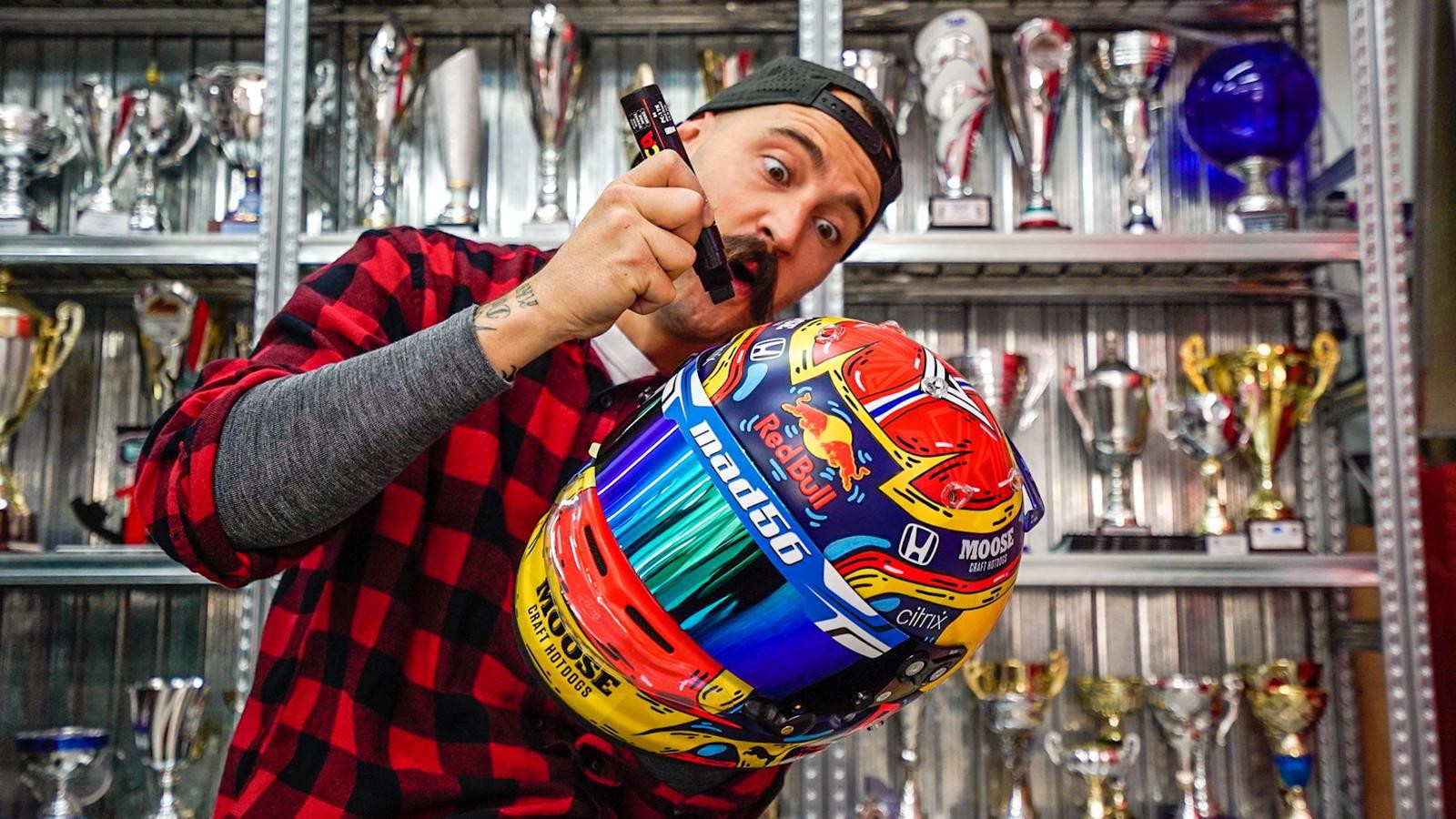 Albon versione cartoon: il casco speciale per il GP di Abu Dhabi | News ...