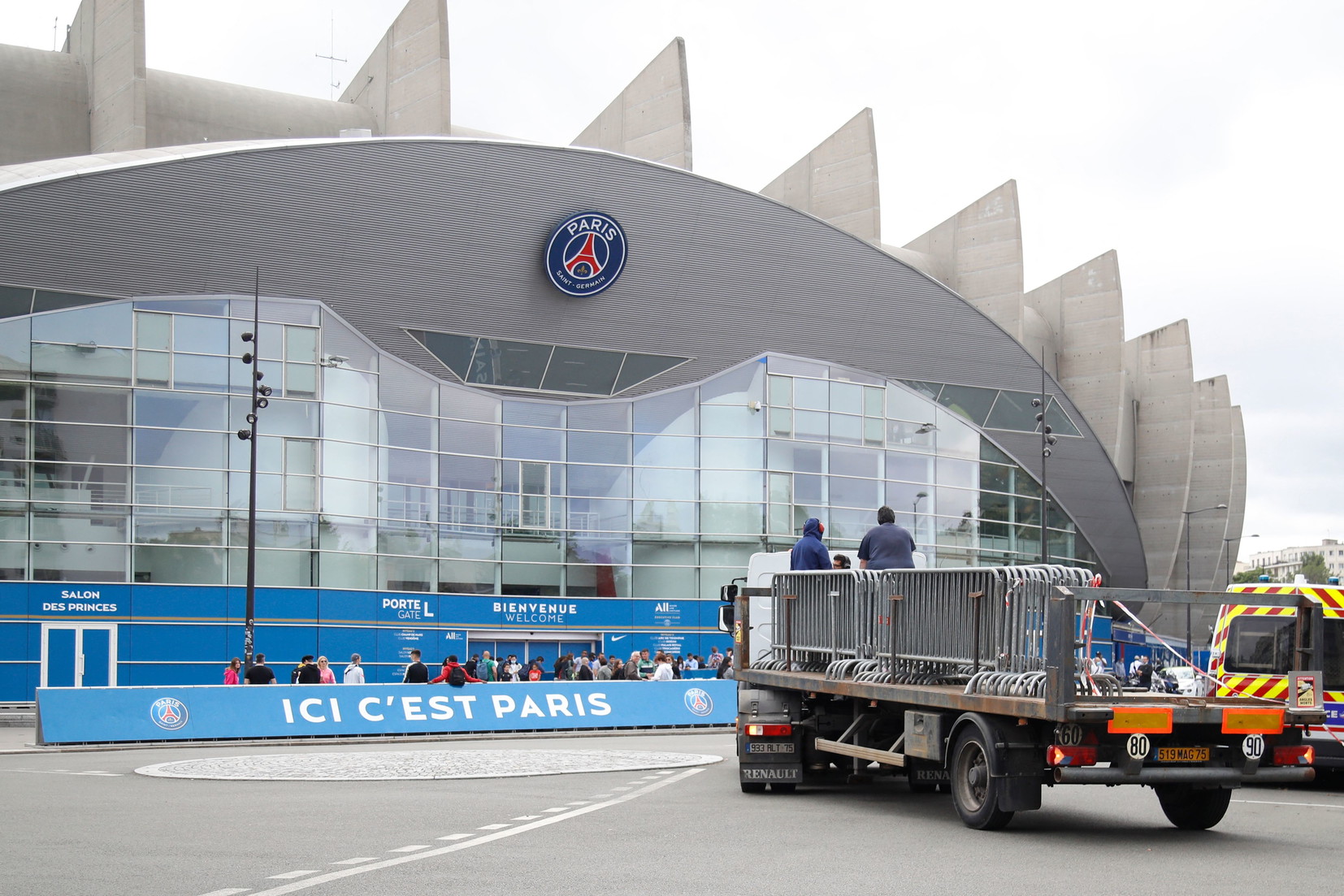 Messi-PSG: i tifosi lo attendono al Parco dei Principi | Foto ...