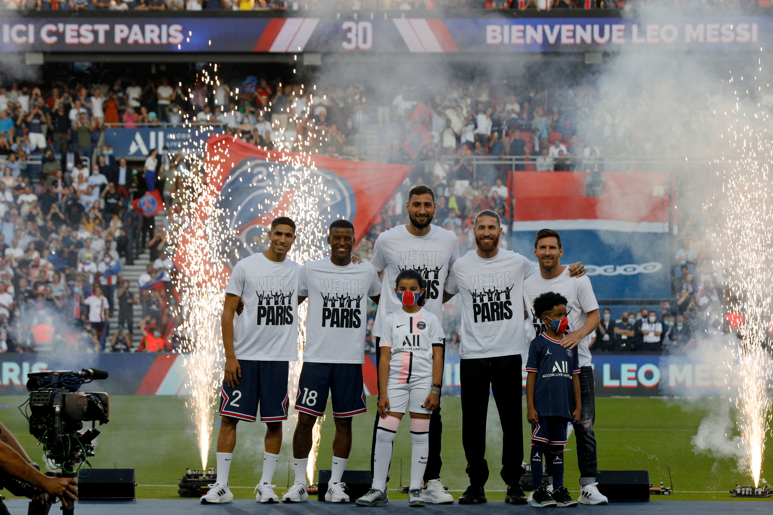 Il Psg presenta i suoi colpi al Parco de Principi | Foto - Sportmediaset