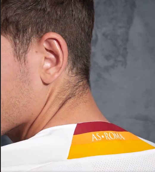 Roma, presentata la seconda maglia per la nuova stagione | Foto ...