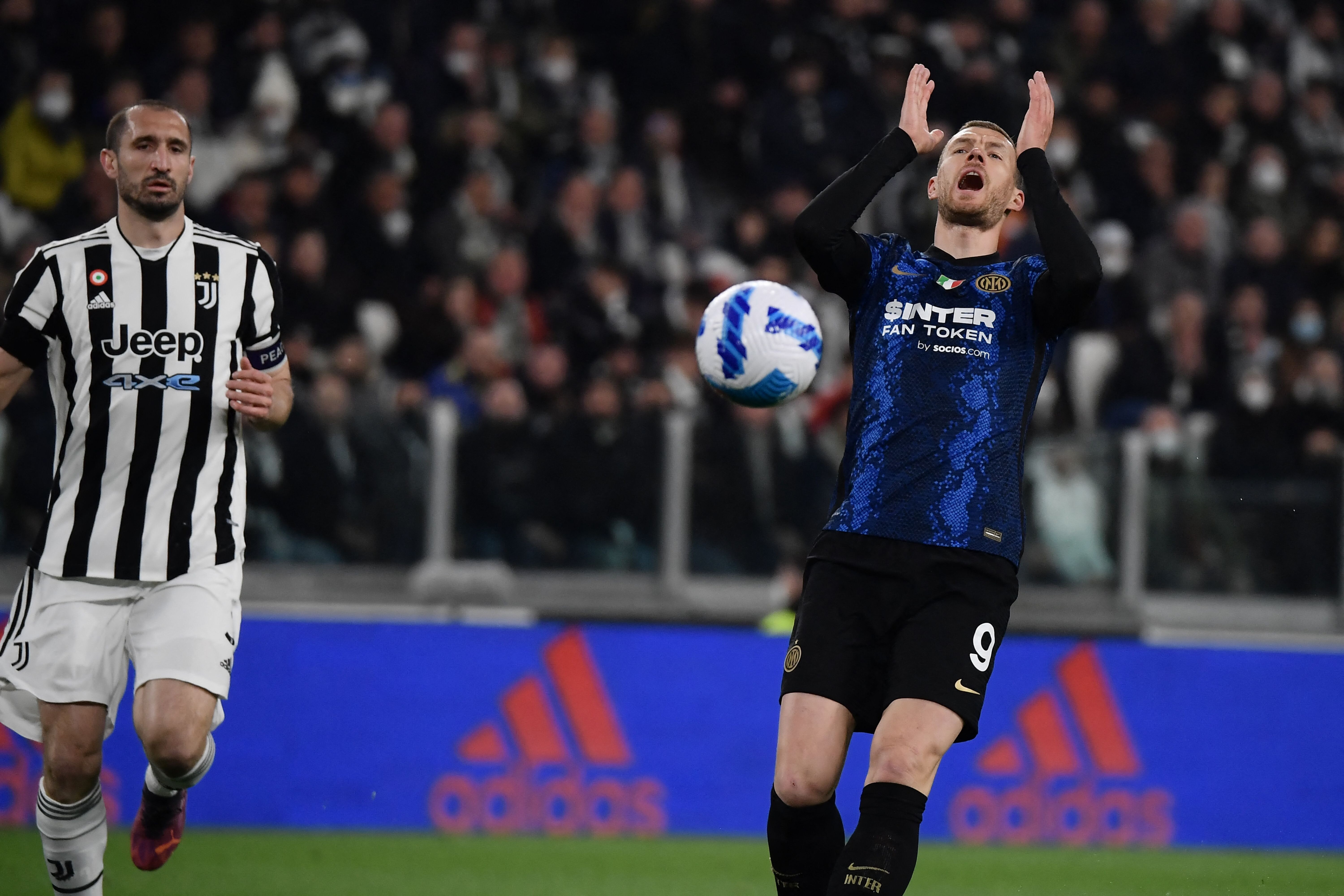 Lo spettacolo del Derby d'Italia in foto