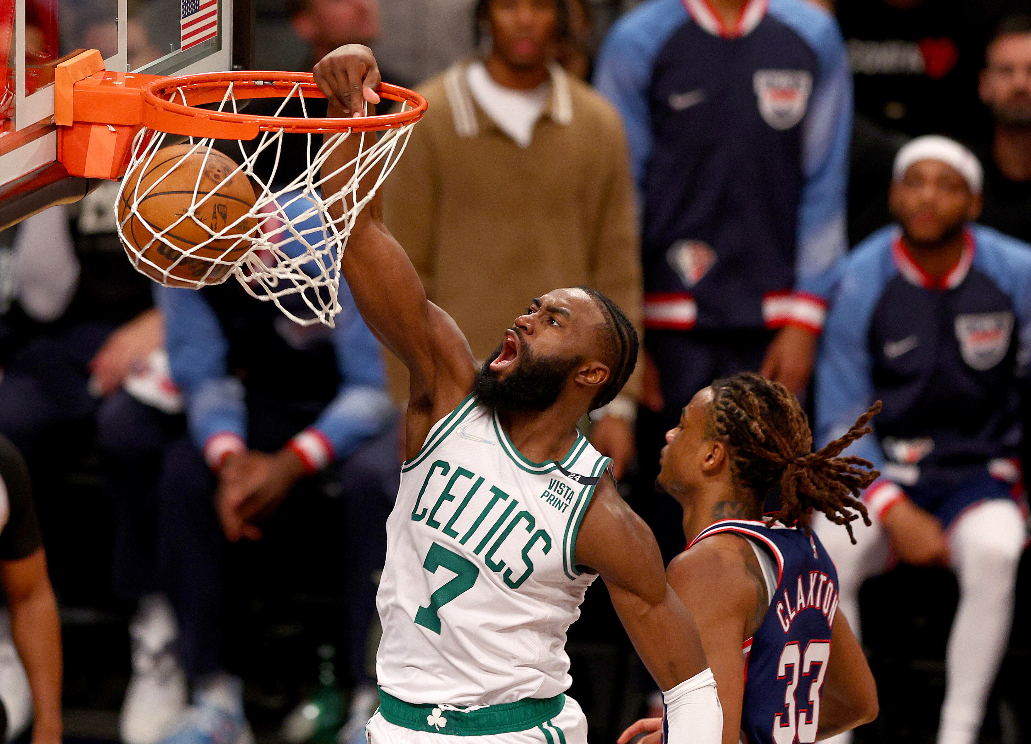 Nba: Boston vola alle semifinali di Conference, Philadelphia nei guai