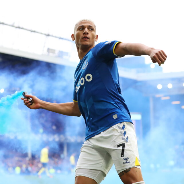 Everton, Richarlison lancia un fumogeno sugli spalti: rischia una ... Everton, Richarlison lancia un fumogeno sugli spalti: rischia una ...