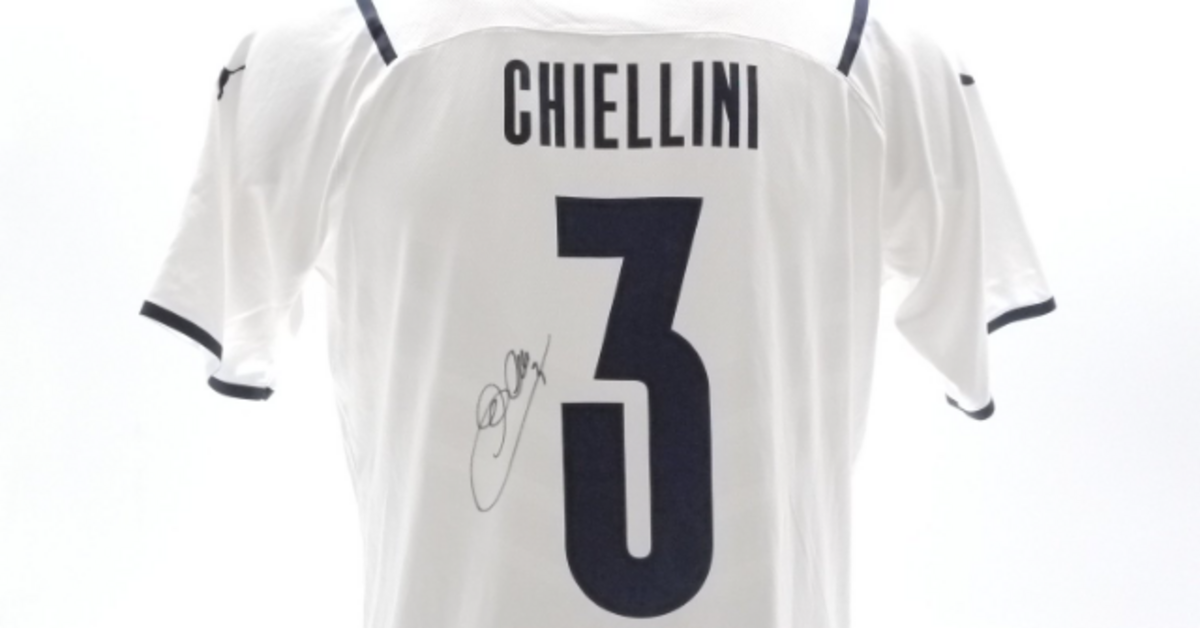 Dalla maglia di CR7 a Euro 2020: i cimeli di Chiellini all'asta