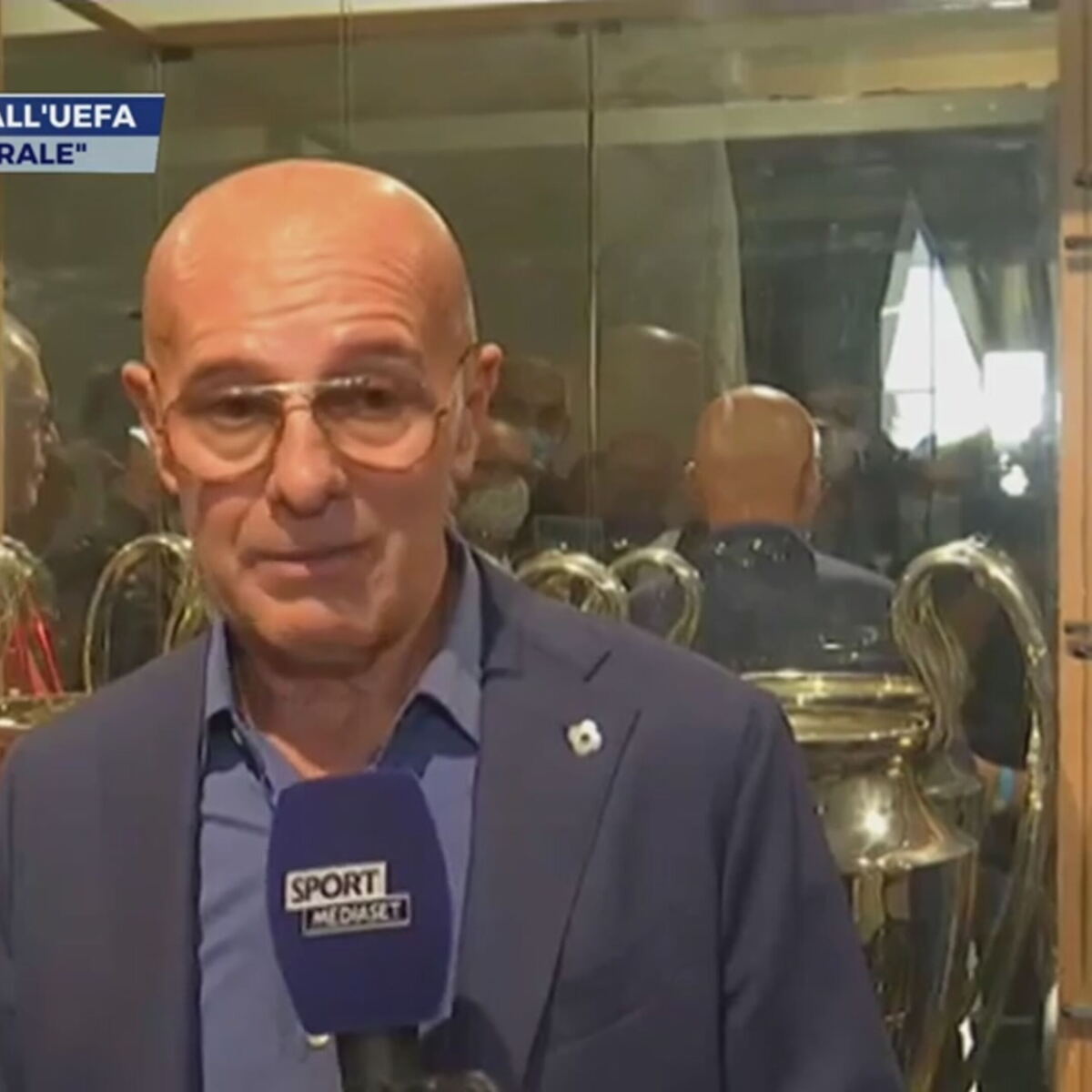 Sacchi premiato dall'Uefa | Video - Sportmediaset Sacchi premiato dall'Uefa | Video - Sportmediaset