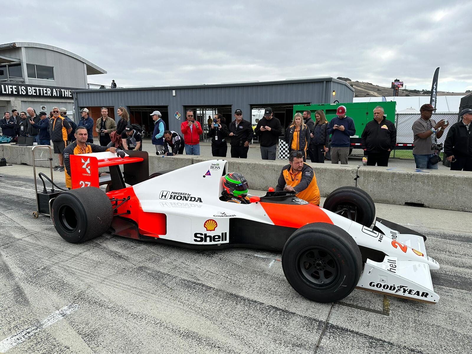 Mario Andretti alla guida della McLaren F1 a 82 anni