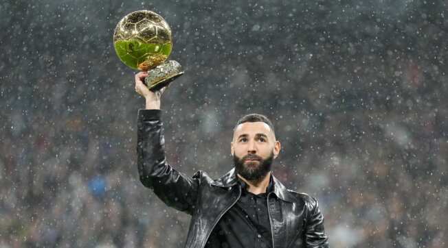 Benzema show al Bernabeu: in campo col Pallone d'Oro