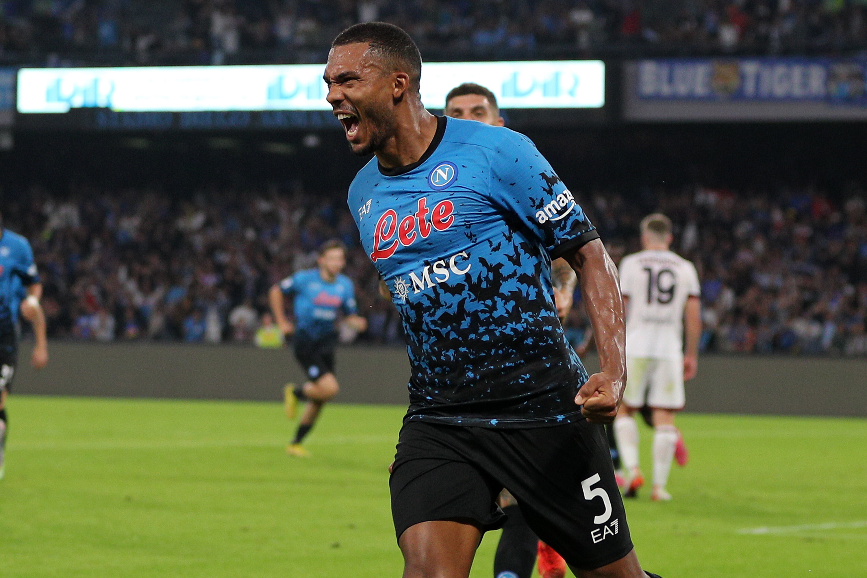 Napoli, Juan Jesus scende dal pullman e porta cibo ai clochard