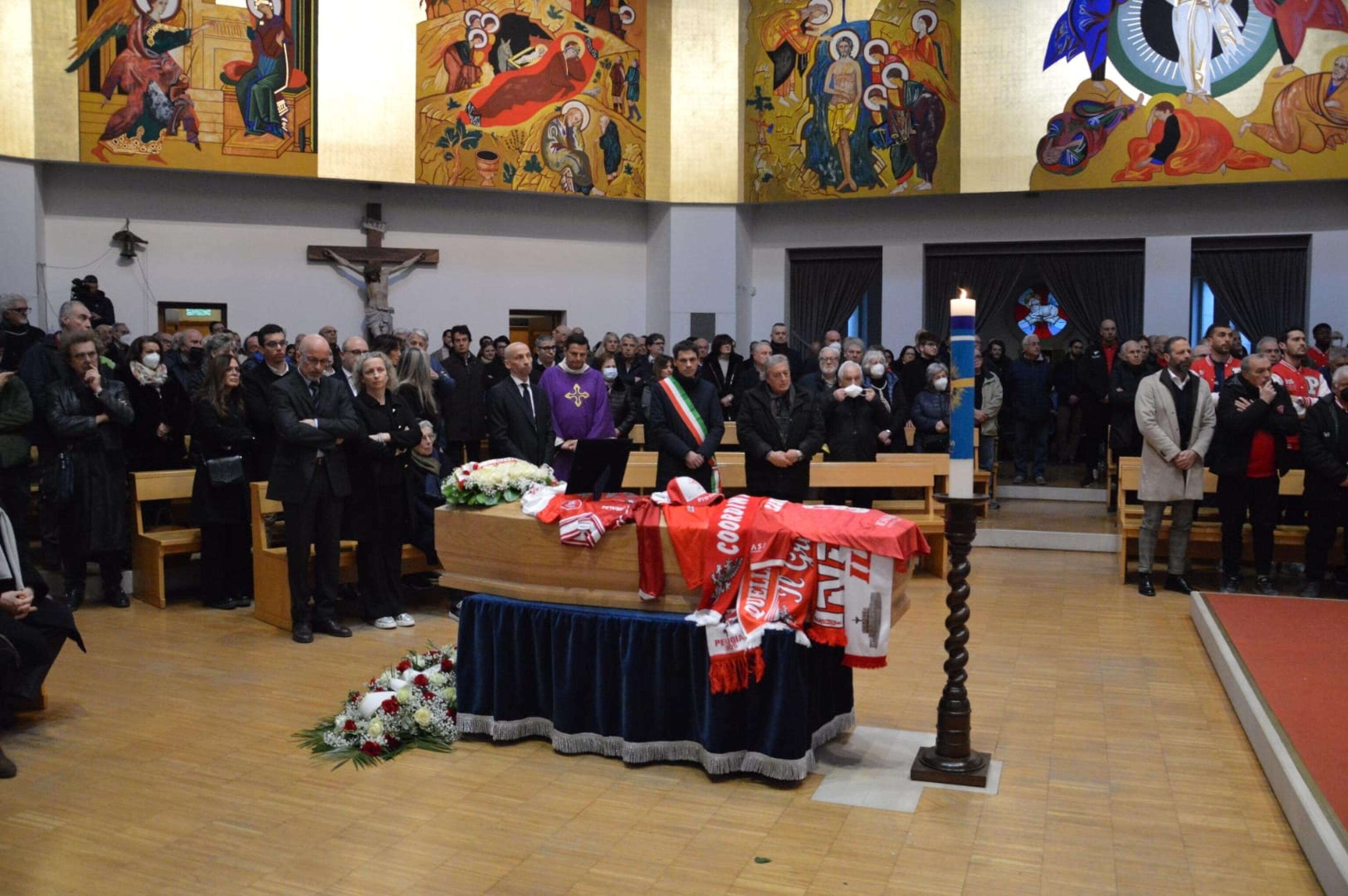 Maglia e sciarpe del Perugia per l'addio a Ilario Castagner