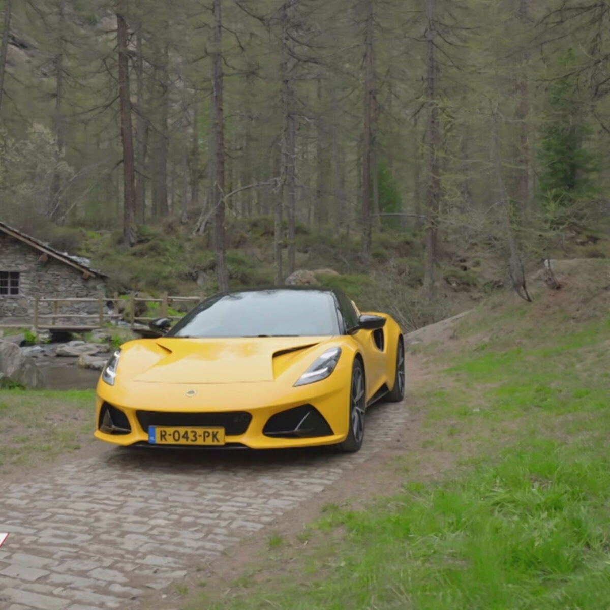 Alla guida di una Lotus Emira type 131