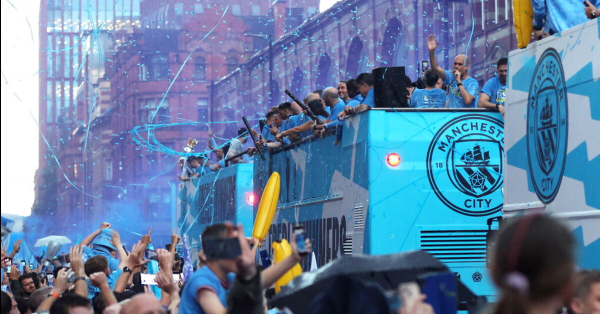 Manchester City, pullman scoperto in città per festeggiare il Triplete