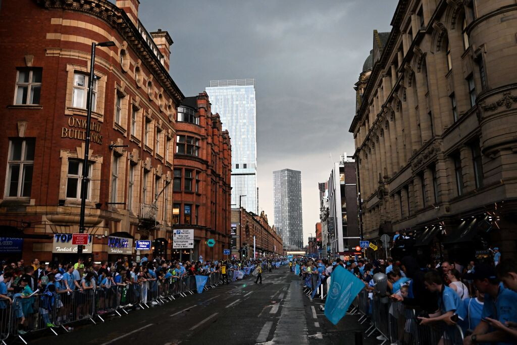 Manchester City, pullman scoperto in città per festeggiare il Triplete