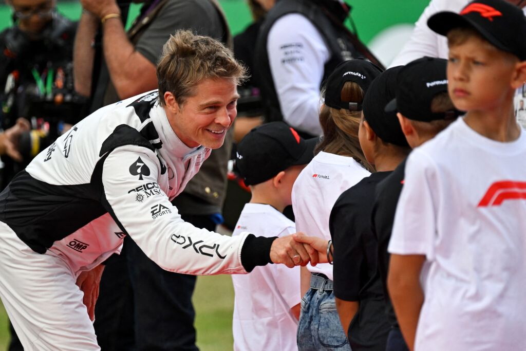 Brad Pitt a bordo pista a Silverstone, set del suo prossimo film sulla Formula 1