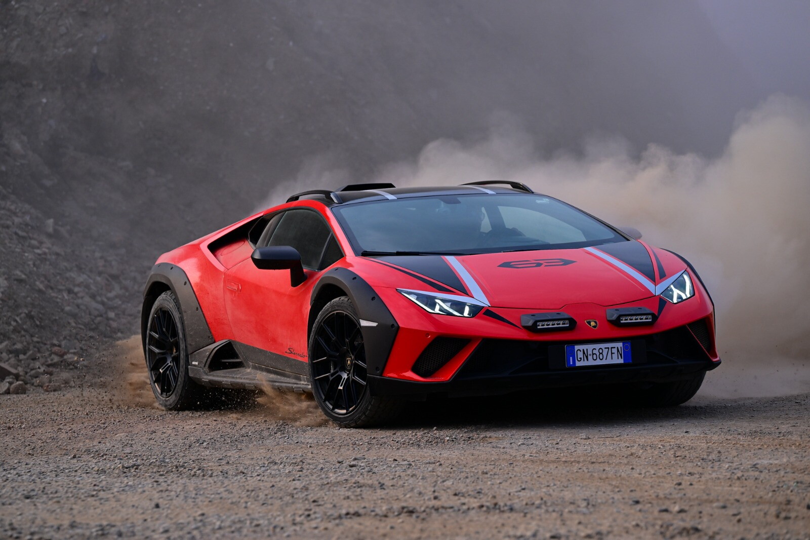 Lamborghini Huracan Sterrato in cava: che traversi!