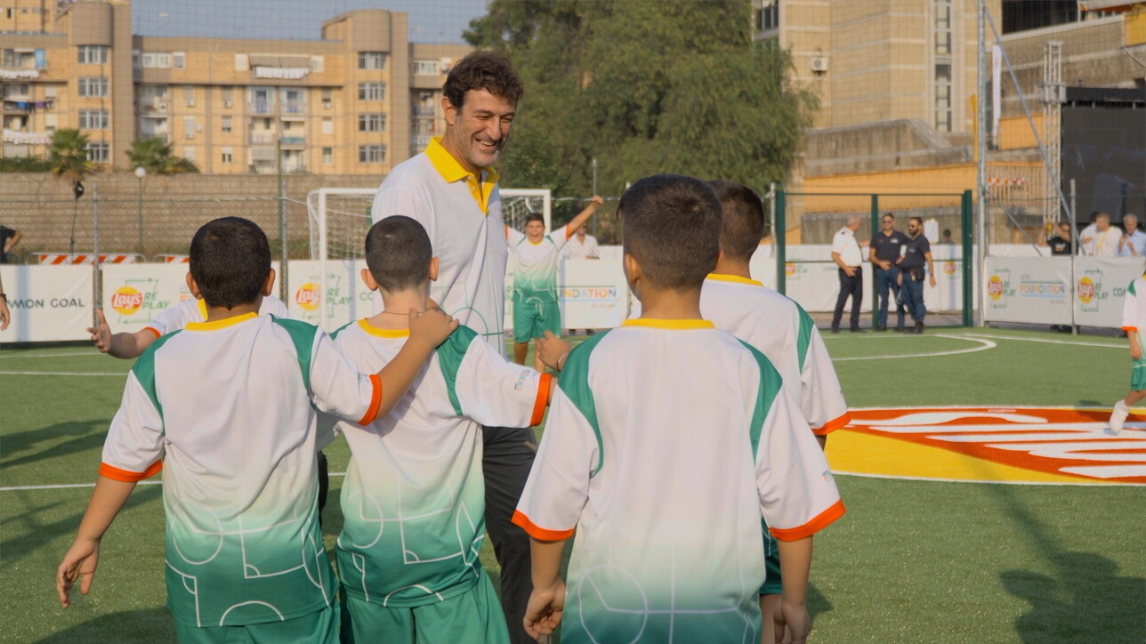 Lay's RePlay: inaugurato campo da calcio a Scampia con Ciro Ferrara