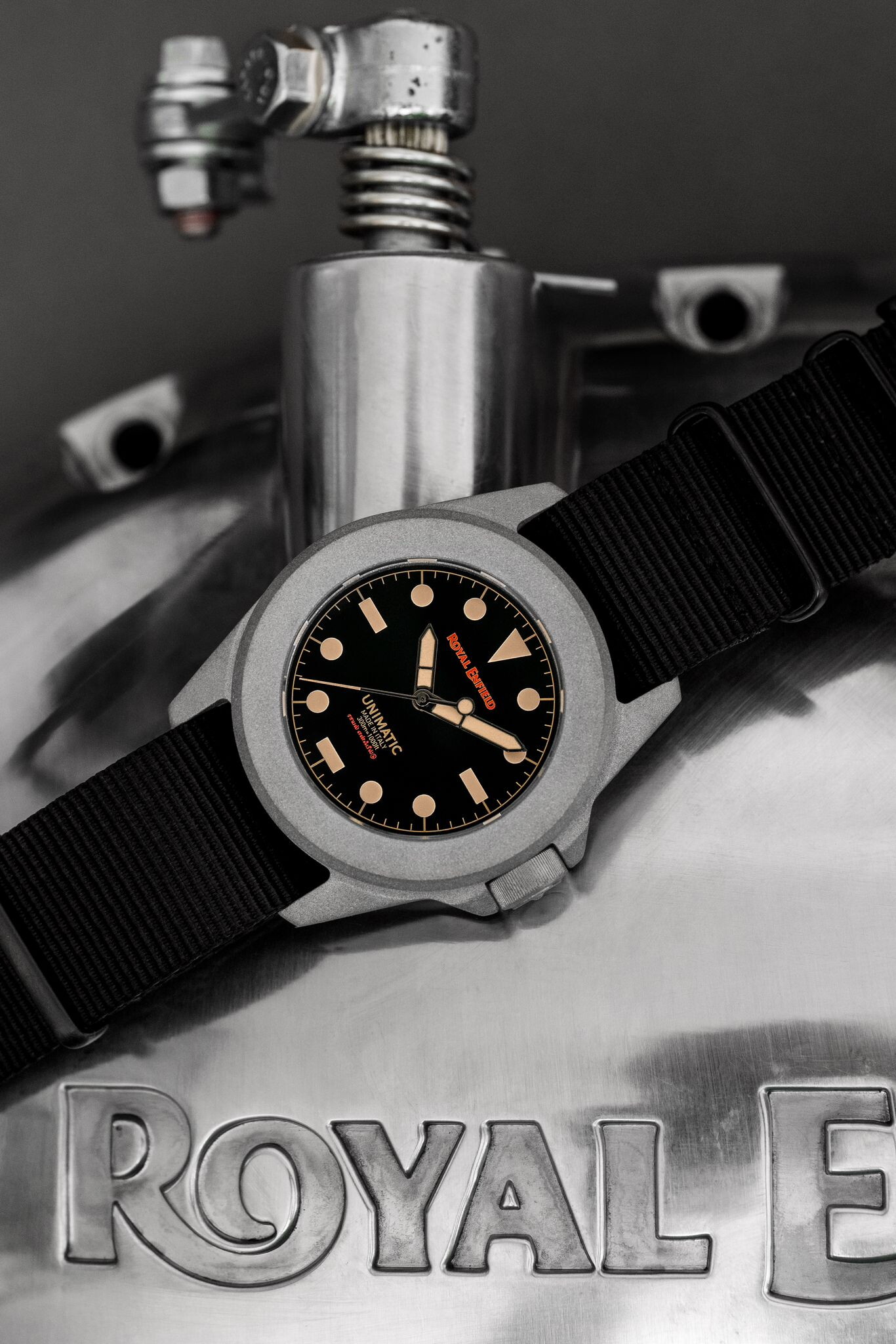 Non solo moto, l'orologio Unimatic per Royal Enfield