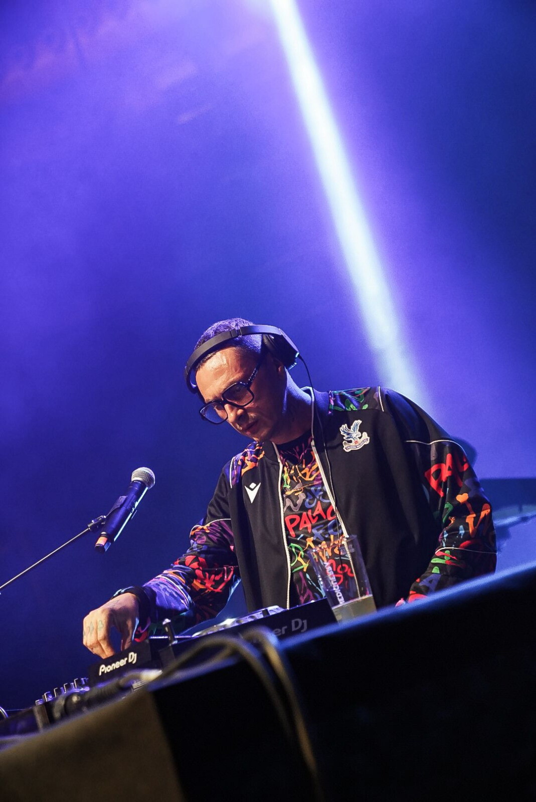 Sportswear e musica: Inoki sul palco con la maglia del Crystal Palace
