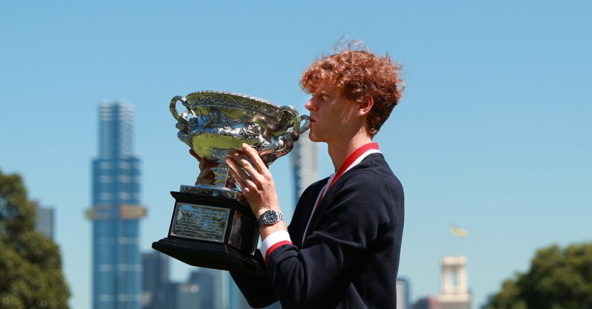 Sinner si gode il trionfo di Melbourne: eccolo in posa con il trofeo FOTO