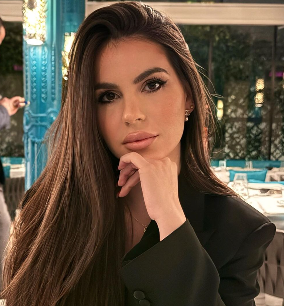 Angeliño porta con sé a Roma la bella Rocio Galindo