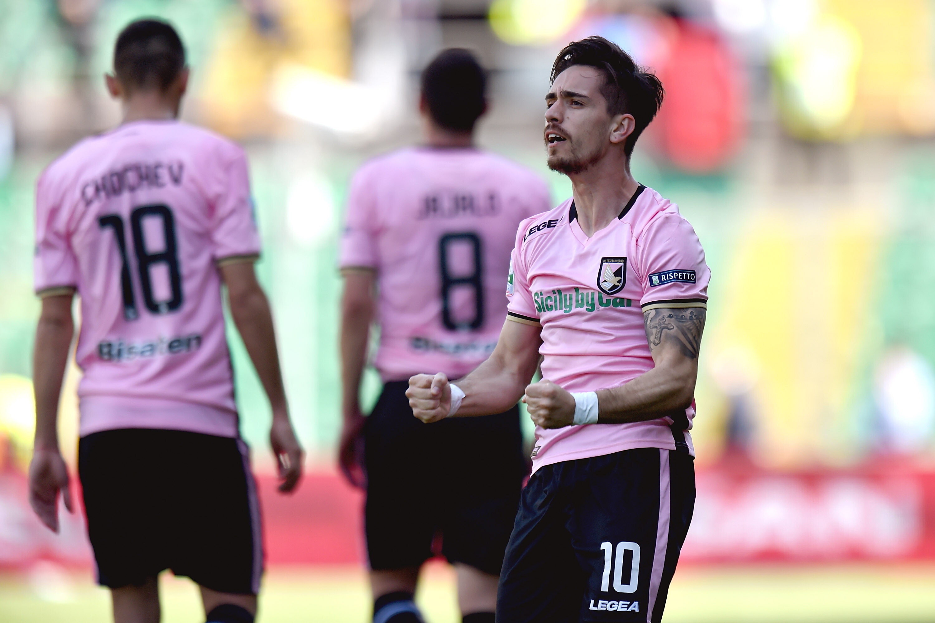 Igor Coronado non viaggia leggero: prepara 48 valigie per il ...