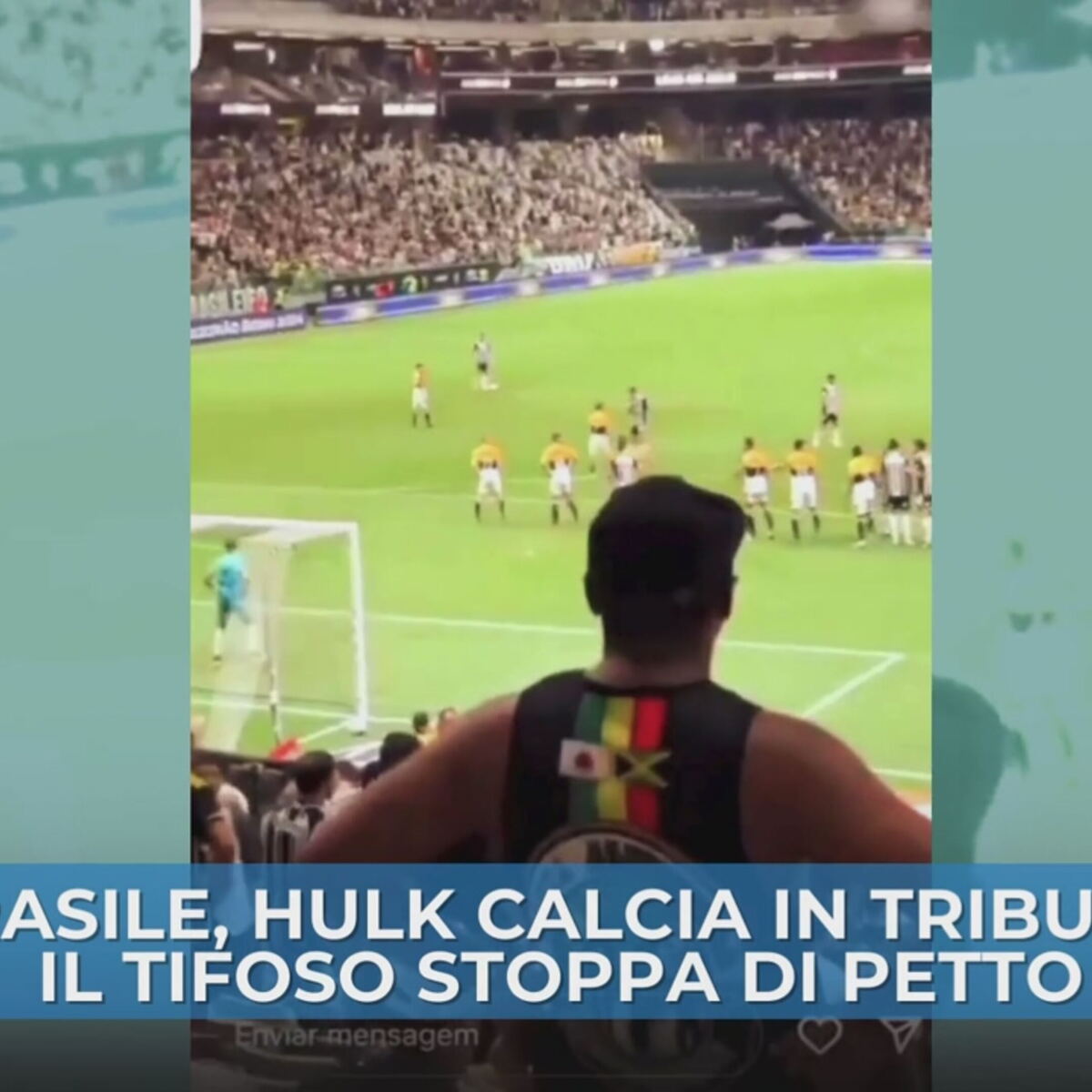Hulk, palla sugli spalti. Il tifoso stoppa di petto | Video - Sportmediaset