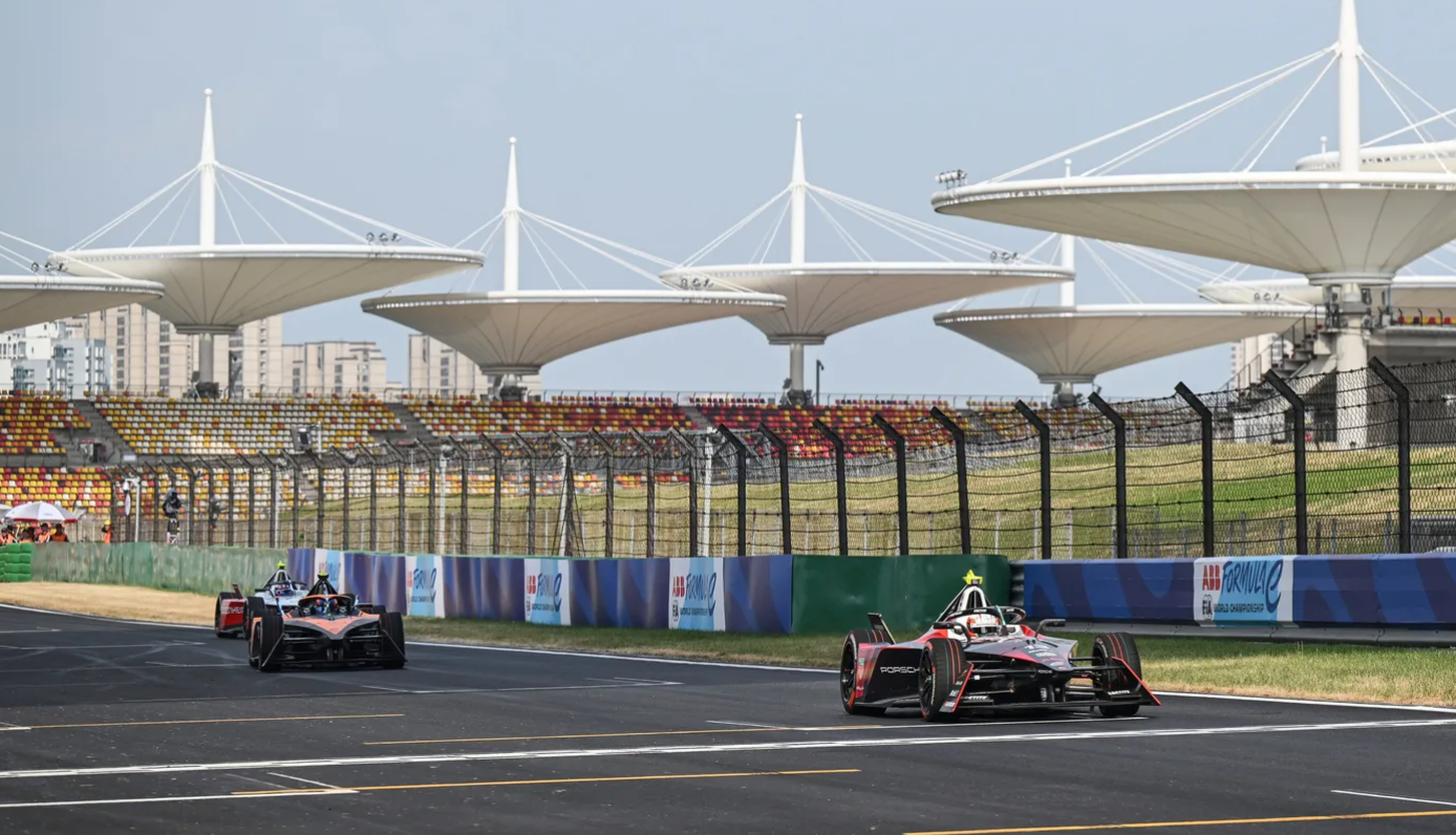 Gara-due: seconda vittoria dell'anno per Da Costa, podio per Hughes e Nato