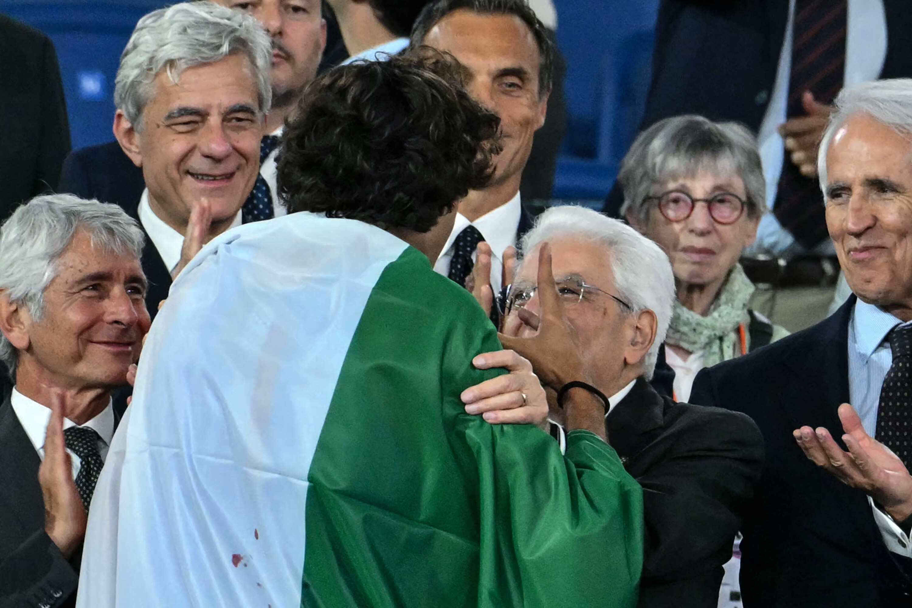 Tamberi show: simula un infortunio, estrae delle molle e bacia Mattarella