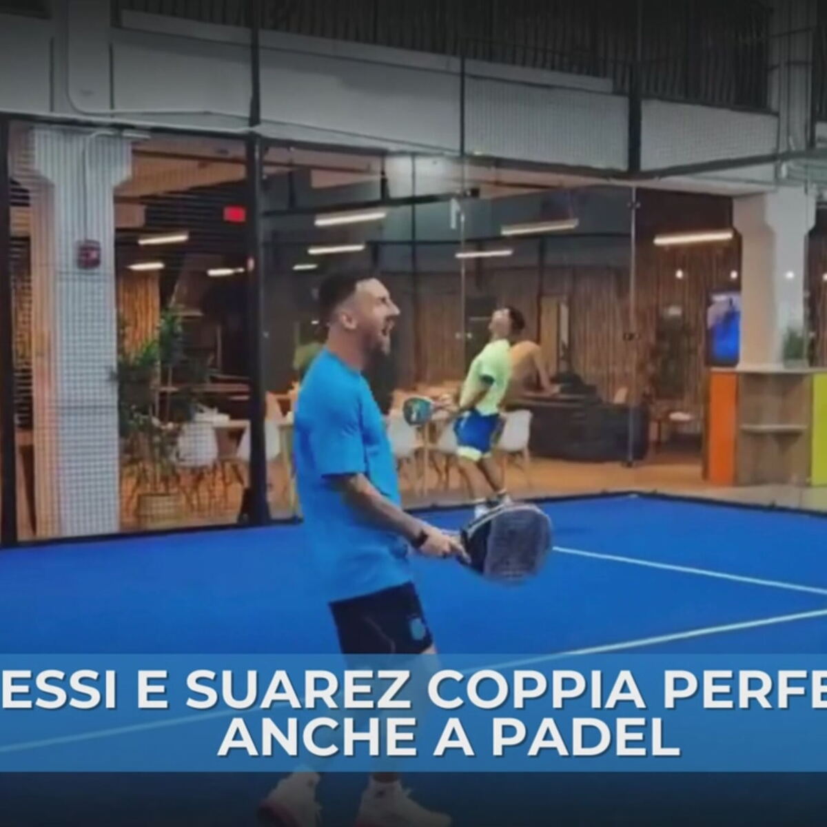 Messi e Suarez insieme anche a Padel | Video - Sportmediaset