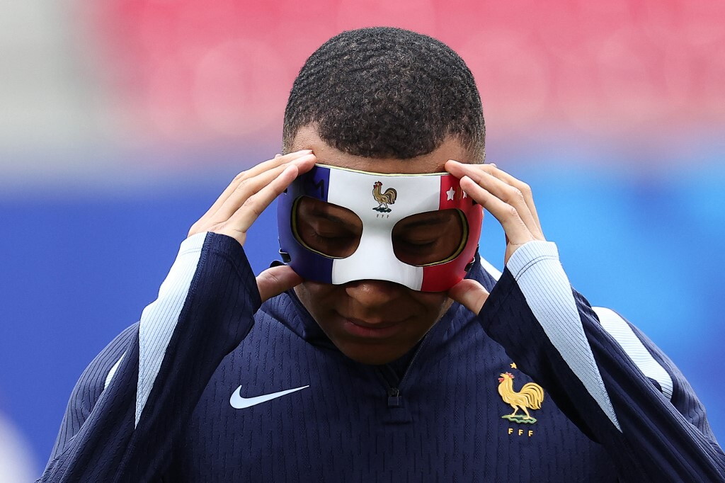 Mbappé si allena con la maschera dopo la frattura al naso