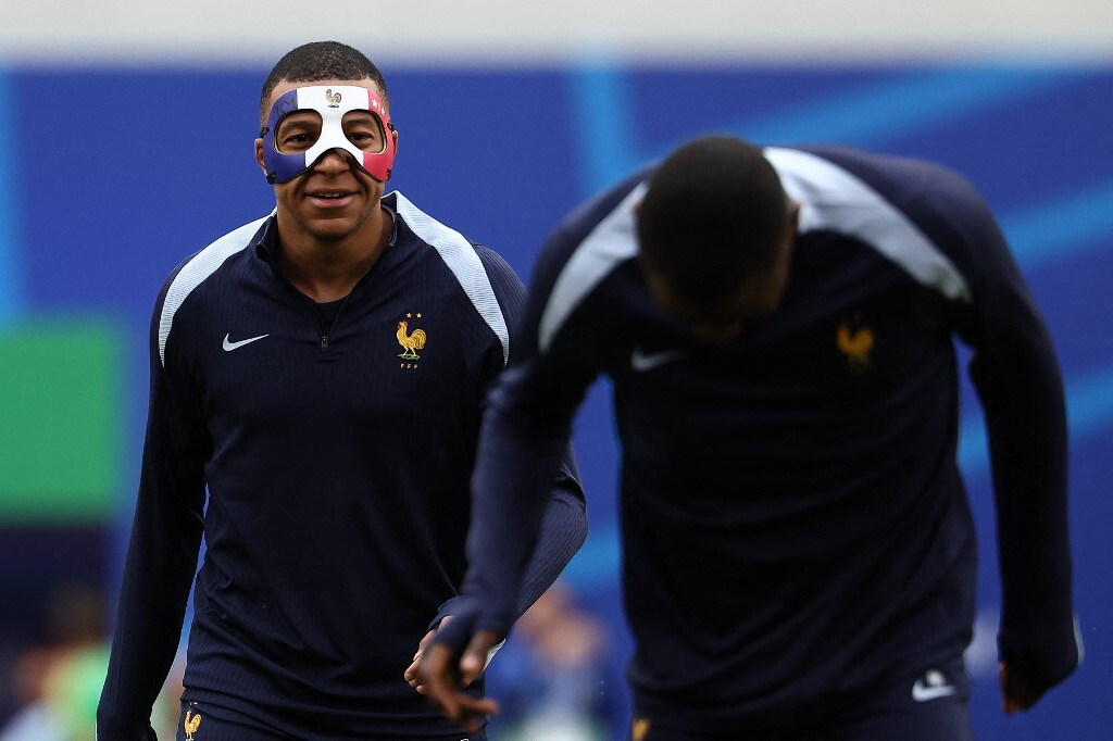 Mbappé si allena con la maschera dopo la frattura al naso