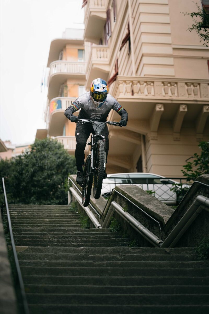 L'urban downhill a Genova: tra carugi e creuze arriva il Red Bull Cerro ...