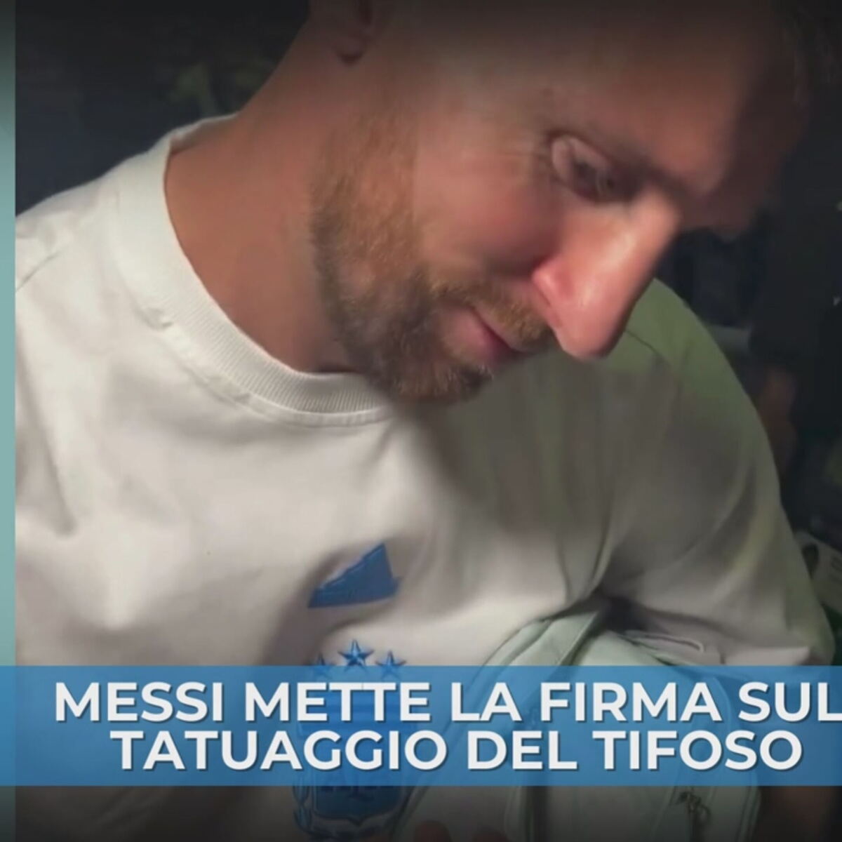 Messi: autografo inedito sul tatuaggio del tifoso | Video - Sportmediaset