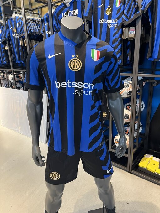 Ufficiale: ecco la nuova maglia dell'Inter con le due stelle e lo scudetto