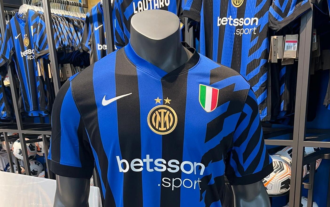 Ufficiale: ecco la nuova maglia dell'Inter con le due stelle e lo scudetto