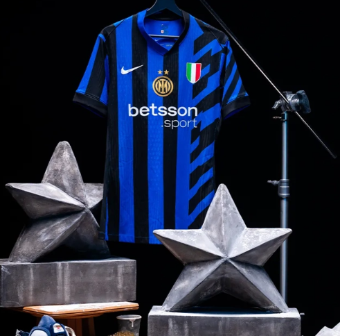Ufficiale: ecco la nuova maglia dell'Inter con le due stelle e lo scudetto