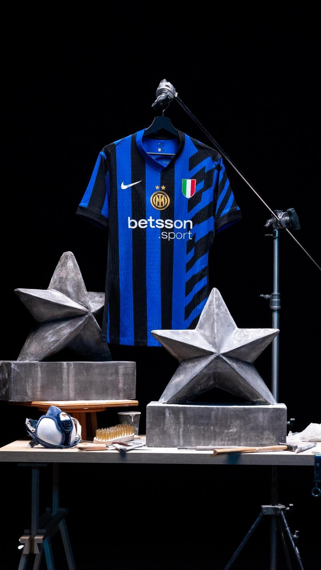 Ufficiale: ecco la nuova maglia dell'Inter con le due stelle e lo scudetto