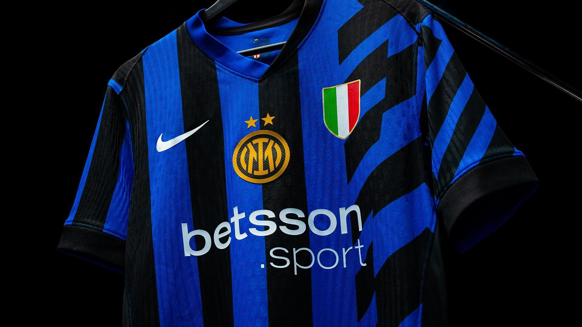Ufficiale: ecco la nuova maglia dell'Inter con le due stelle e lo scudetto