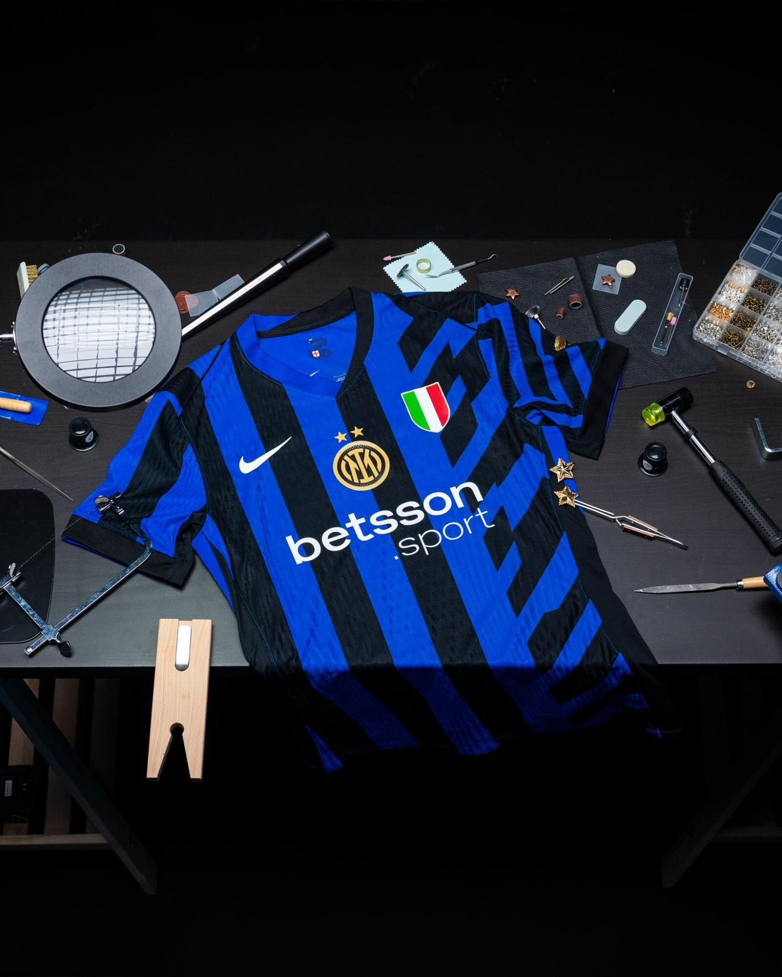 Ufficiale: ecco la nuova maglia dell'Inter con le due stelle e lo scudetto
